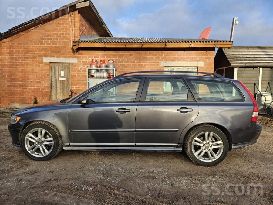 Grey Volvo V50 2006 in Gulbene, with an engine capacity of 2.40 L and mileage of 296 thousand km for 1950 €, photo 3 on AUTOMOTO.COM.LV