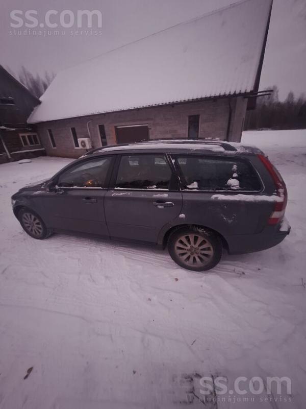 Pelēks Volvo V50 2006 Valmiera, ar dzinēja tilpumu 1.60 L un nobraukumu 412 tūkst. km par 800 €, foto 3 vietnē AUTOMOTO.COM.LV