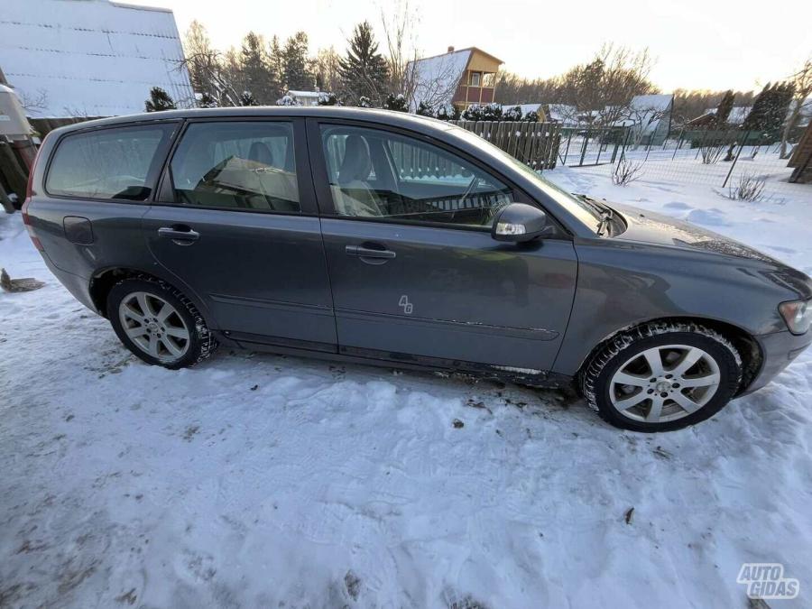 Pelēks Volvo V50 2006 Panevēža, ar dzinēja tilpumu 2.00 L un nobraukumu 372 tūkst. km par 1999 €, foto 1 vietnē AUTOMOTO.COM.LV