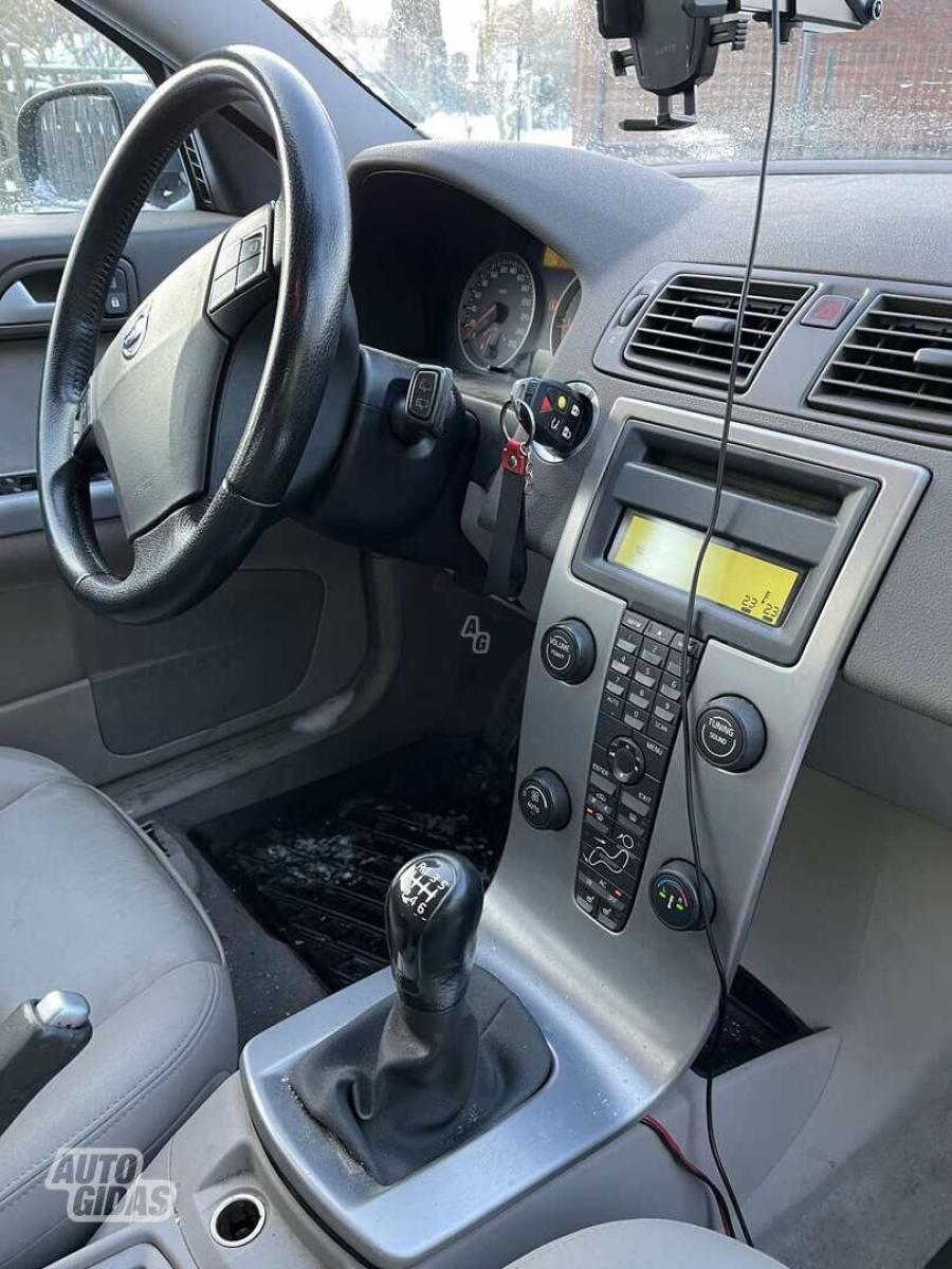 Pelēks Volvo V50 2006 Panevēža, ar dzinēja tilpumu 2.00 L un nobraukumu 372 tūkst. km par 1999 €, foto 3 vietnē AUTOMOTO.COM.LV