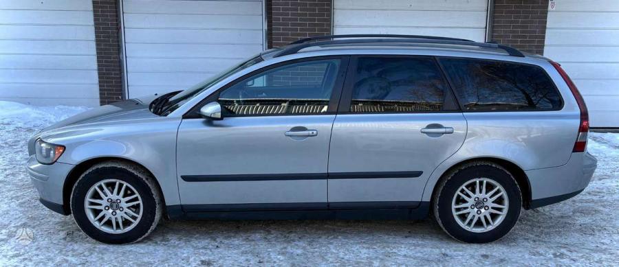 Pelēks Volvo V50 2006 Viļņa, ar dzinēja tilpumu 1.60 L un nobraukumu 250 tūkst. km par 1850 €, foto 3 vietnē AUTOMOTO.COM.LV
