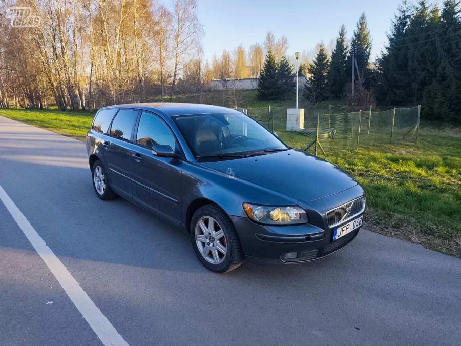 Grey Volvo V50 2006 in Raseiniai, with an engine capacity of 2.00 L and mileage of 200 thousand km for 960 €, photo 1 on AUTOMOTO.COM.LV