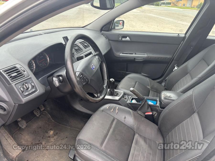 Pelēks Volvo V50 2006 Tallina, ar dzinēja tilpumu 1.60 L un nobraukumu 457 tūkst. km par 500 €, foto 9 vietnē AUTOMOTO.COM.LV