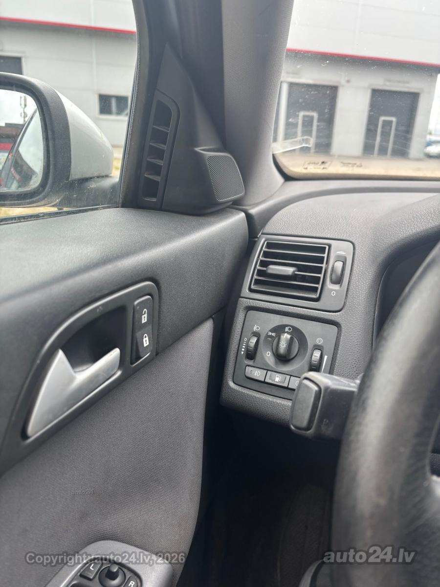 Pelēks Volvo V50 2006 Tallina, ar dzinēja tilpumu 1.60 L un nobraukumu 457 tūkst. km par 500 €, foto 10 vietnē AUTOMOTO.COM.LV