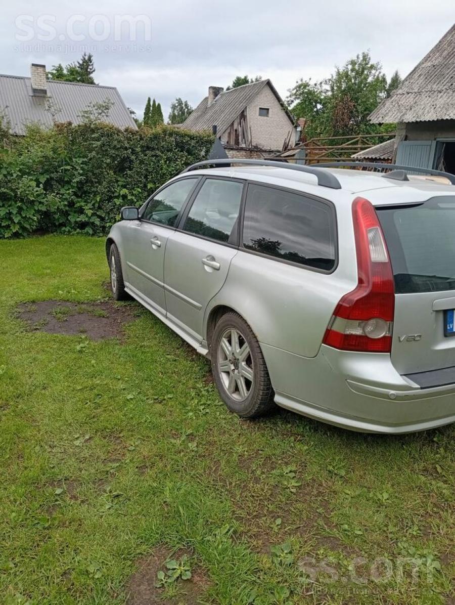 Grey Volvo V50 2006 in Riga, with an engine capacity of 2.40 L and mileage of 432 thousand km for 1400 €, photo 3 on AUTOMOTO.COM.LV