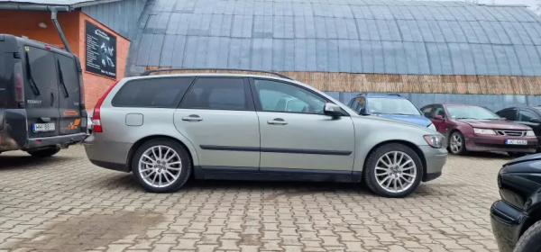 Grey Volvo V50 2006 in Valmiera, with an engine capacity of 2.00 L and mileage of 298 thousand km for 1700 €, photo 2 on AUTOMOTO.COM.LV