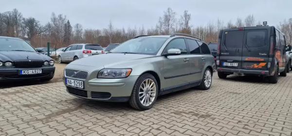 Grey Volvo V50 2006 in Valmiera, with an engine capacity of 2.00 L and mileage of 298 thousand km for 1700 €, photo 3 on AUTOMOTO.COM.LV