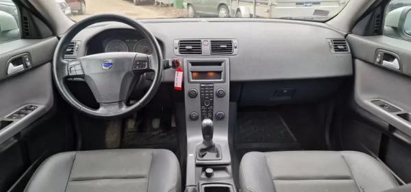 Grey Volvo V50 2006 in Valmiera, with an engine capacity of 2.00 L and mileage of 298 thousand km for 1700 €, photo 7 on AUTOMOTO.COM.LV