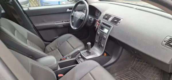 Grey Volvo V50 2006 in Valmiera, with an engine capacity of 2.00 L and mileage of 298 thousand km for 1700 €, photo 8 on AUTOMOTO.COM.LV