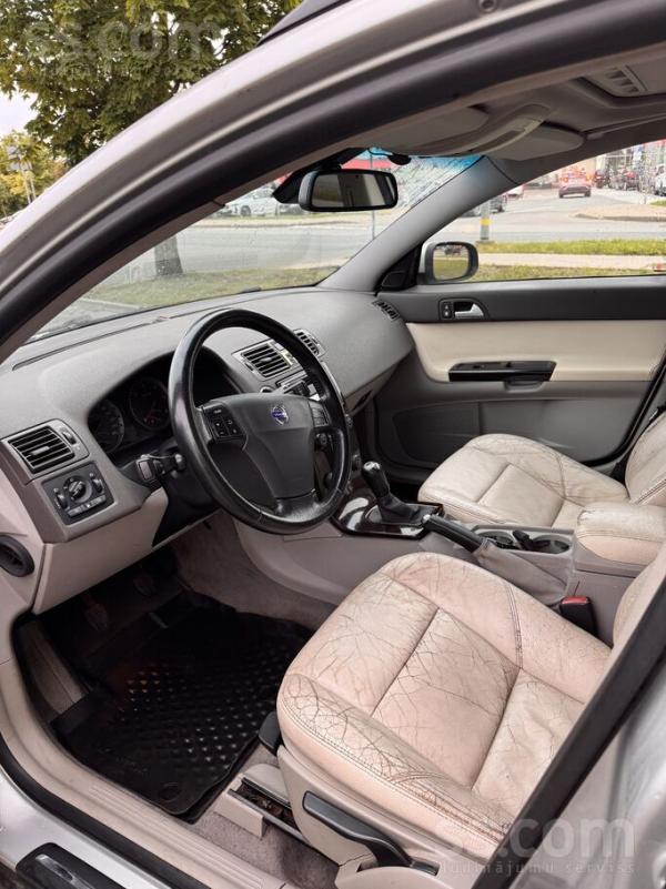 Grey Volvo V50 2006 in Riga, with an engine capacity of 2.00 L and mileage of 359 thousand km for 1500 €, photo 6 on AUTOMOTO.COM.LV