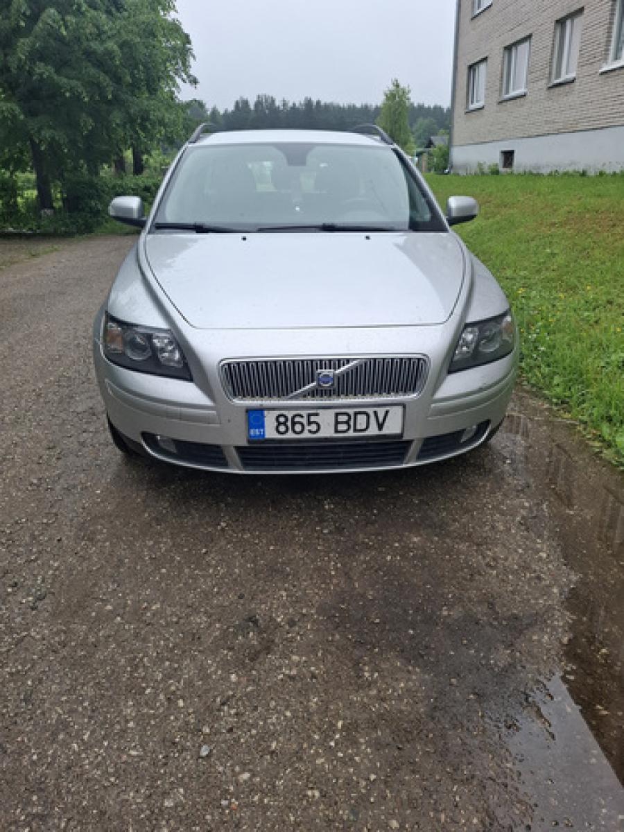 Pelēks Volvo V50 2006 Tallina, ar dzinēja tilpumu 2.40 L un nobraukumu 315 tūkst. km par 2990 €, foto 1 vietnē AUTOMOTO.COM.LV