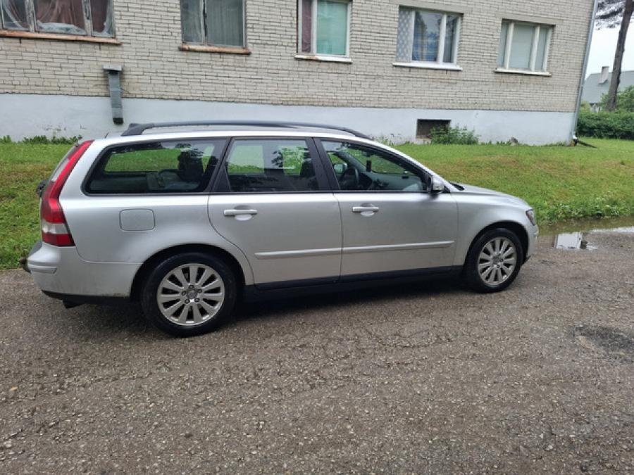Pelēks Volvo V50 2006 Tallina, ar dzinēja tilpumu 2.40 L un nobraukumu 315 tūkst. km par 2990 €, foto 3 vietnē AUTOMOTO.COM.LV