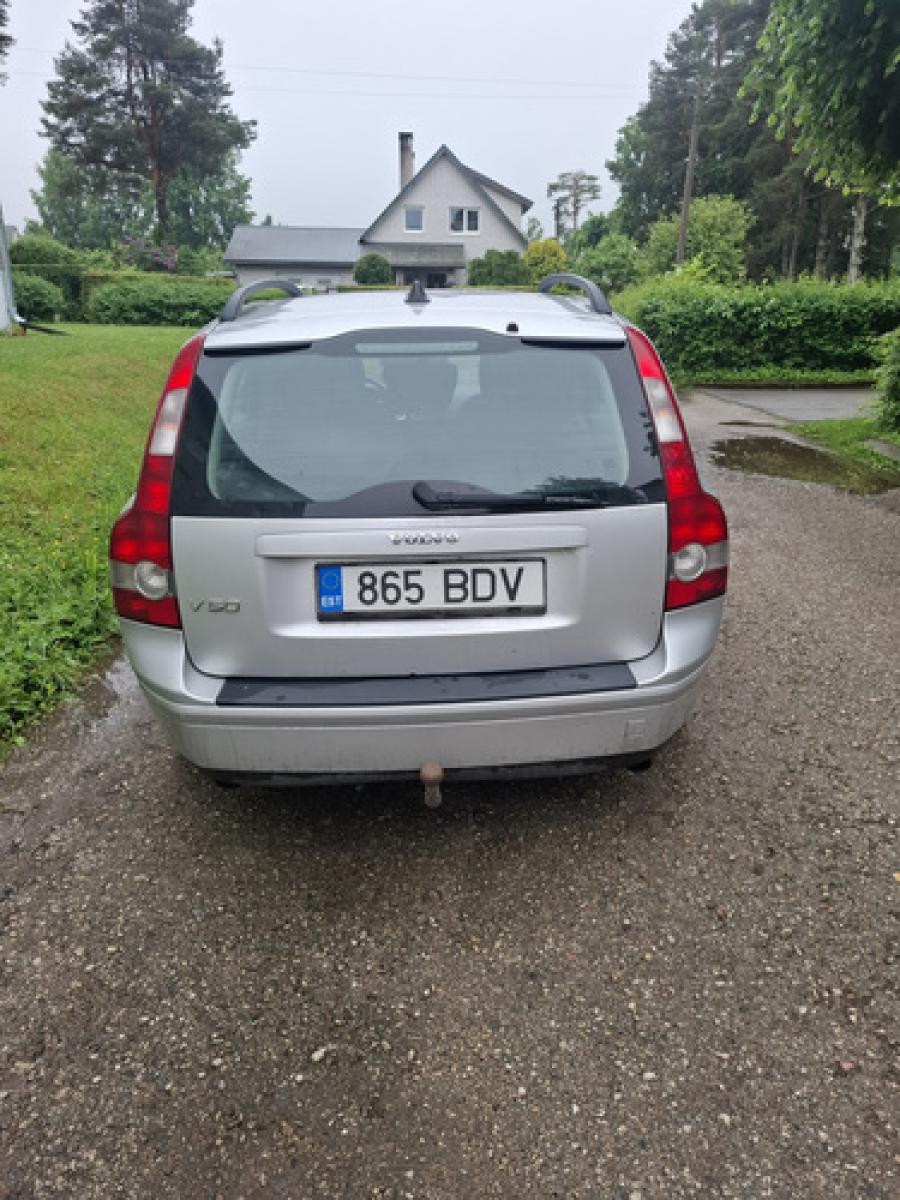 Pelēks Volvo V50 2006 Tallina, ar dzinēja tilpumu 2.40 L un nobraukumu 315 tūkst. km par 2990 €, foto 4 vietnē AUTOMOTO.COM.LV