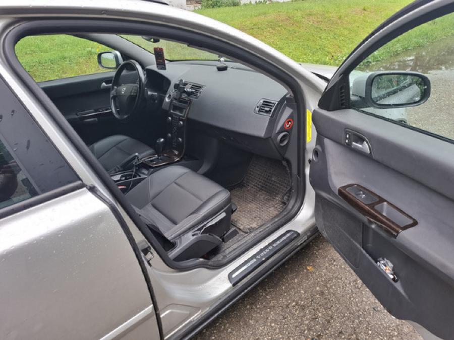 Pelēks Volvo V50 2006 Tallina, ar dzinēja tilpumu 2.40 L un nobraukumu 315 tūkst. km par 2990 €, foto 6 vietnē AUTOMOTO.COM.LV