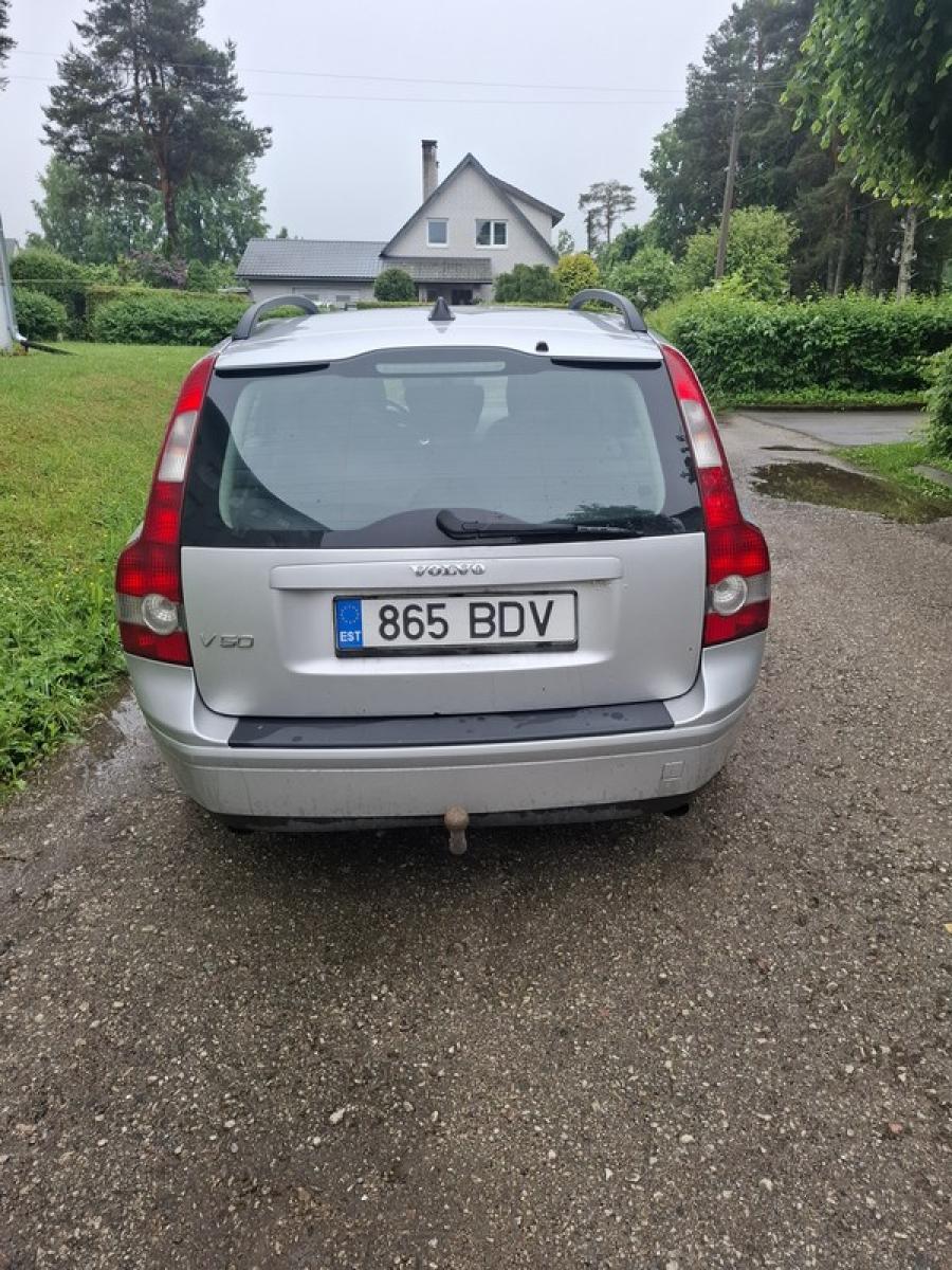 Pelēks Volvo V50 2006 Tallina, ar dzinēja tilpumu 2.40 L un nobraukumu 315 tūkst. km par 2990 €, foto 9 vietnē AUTOMOTO.COM.LV