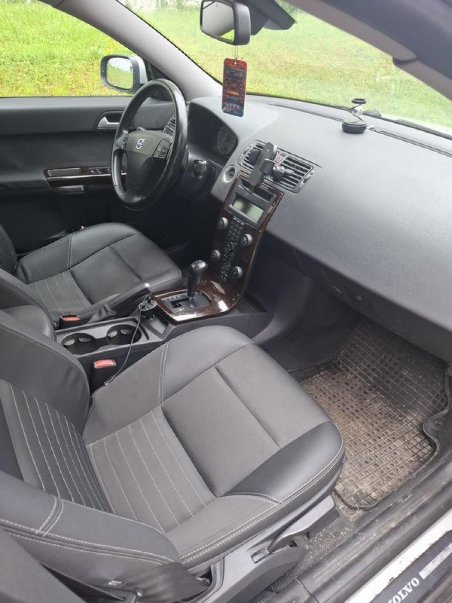 Pelēks Volvo V50 2006 Tallina, ar dzinēja tilpumu 2.40 L un nobraukumu 315 tūkst. km par 2990 €, foto 10 vietnē AUTOMOTO.COM.LV