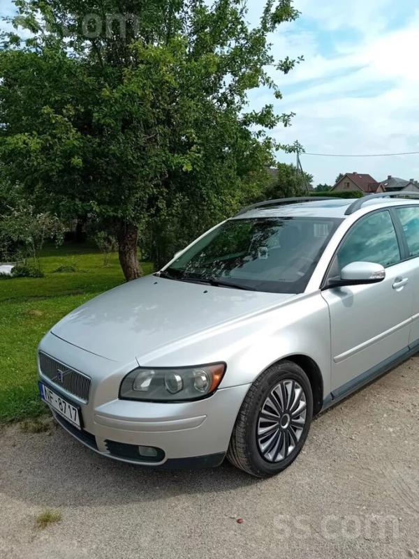Grey Volvo V50 2006 in Tukums, with an engine capacity of 2.00 L and mileage of 319 thousand km for 1300 €, photo 2 on AUTOMOTO.COM.LV