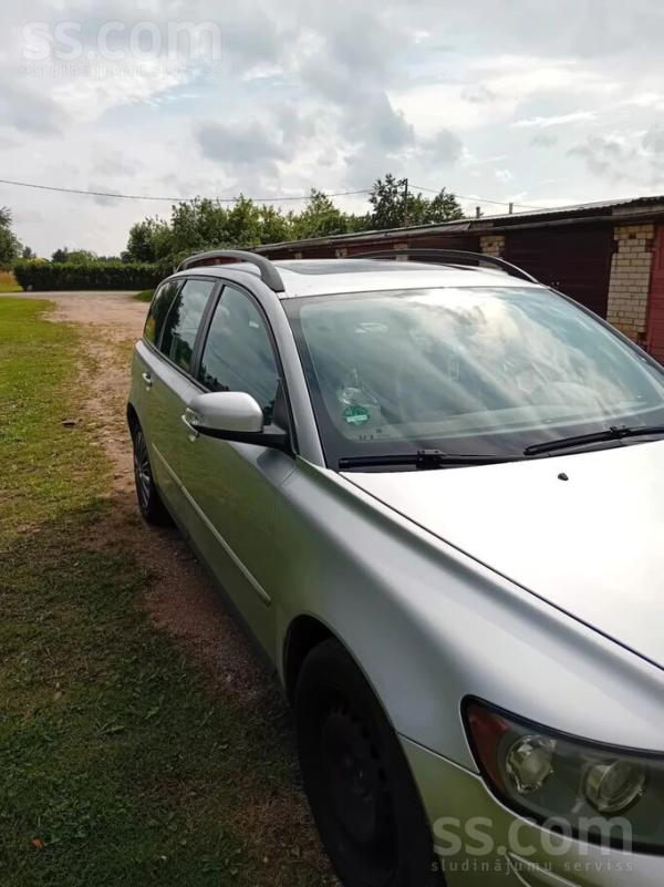 Grey Volvo V50 2006 in Tukums, with an engine capacity of 2.00 L and mileage of 319 thousand km for 1300 €, photo 3 on AUTOMOTO.COM.LV