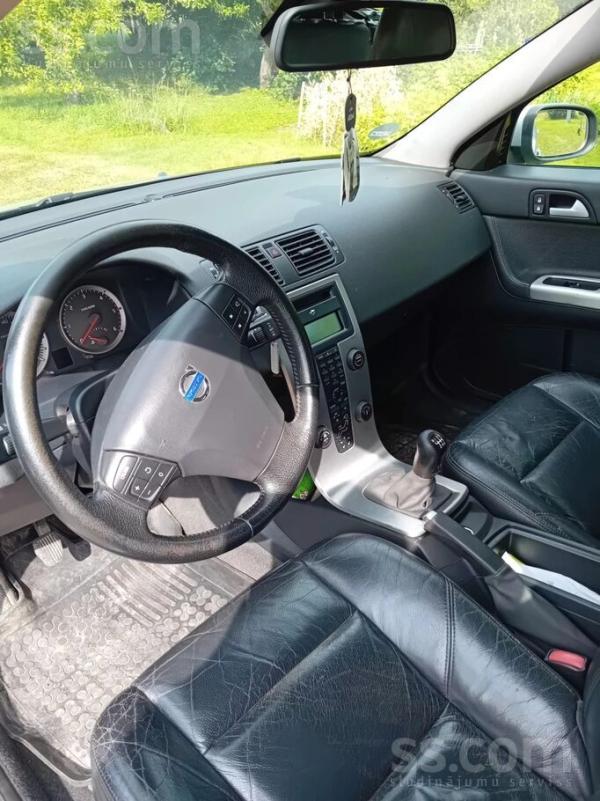 Grey Volvo V50 2006 in Tukums, with an engine capacity of 2.00 L and mileage of 319 thousand km for 1300 €, photo 7 on AUTOMOTO.COM.LV