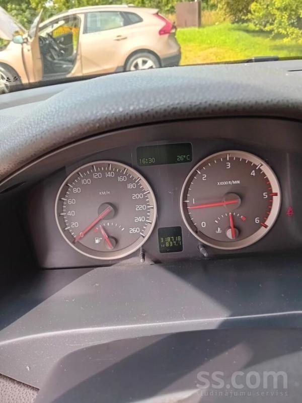 Grey Volvo V50 2006 in Tukums, with an engine capacity of 2.00 L and mileage of 319 thousand km for 1300 €, photo 8 on AUTOMOTO.COM.LV