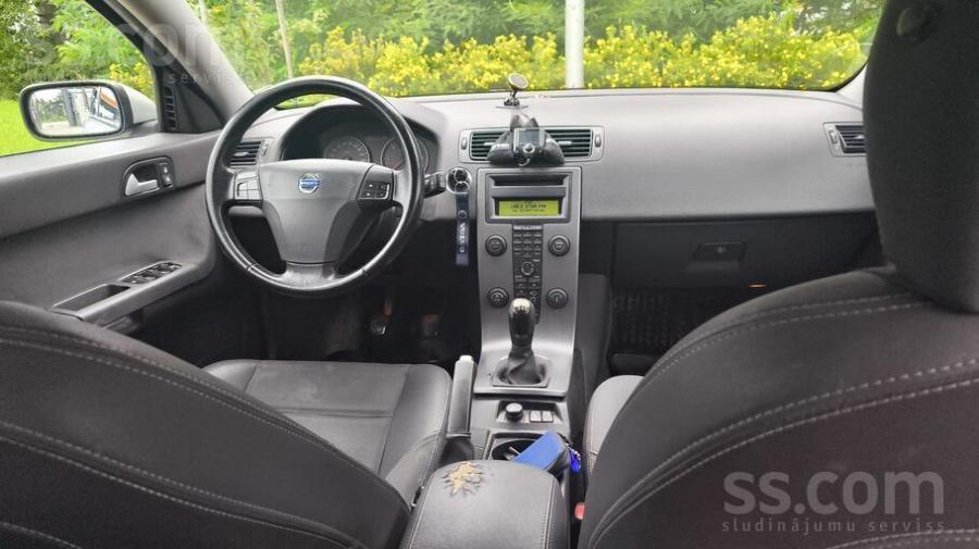 Grey Volvo V50 2006 in Jelgava, with an engine capacity of 2.00 L and mileage of 531 thousand km for 750 €, photo 8 on AUTOMOTO.COM.LV