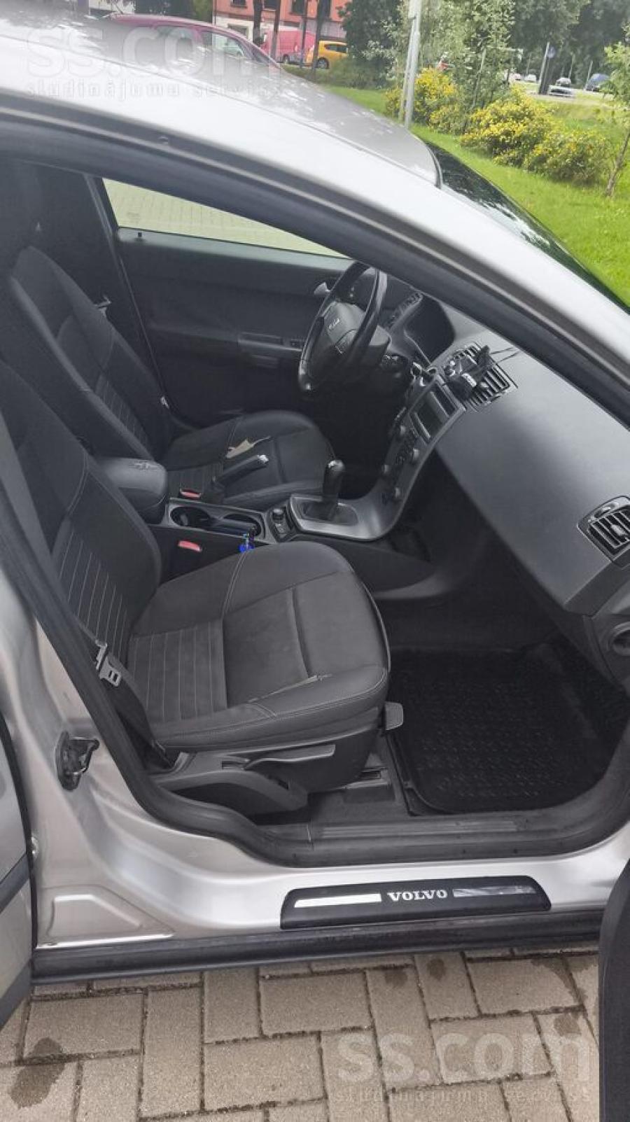 Grey Volvo V50 2006 in Jelgava, with an engine capacity of 2.00 L and mileage of 531 thousand km for 750 €, photo 10 on AUTOMOTO.COM.LV