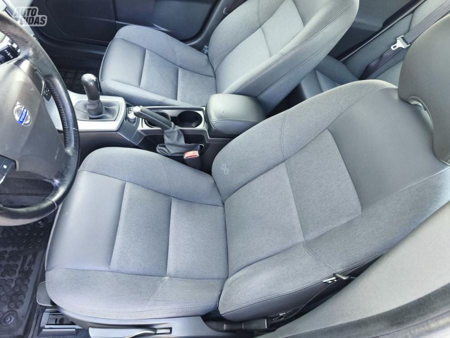 Grey Volvo V50 2006 in Taurage, with an engine capacity of 2.00 L and mileage of 316 thousand km for 1650 €, photo 16 on AUTOMOTO.COM.LV
