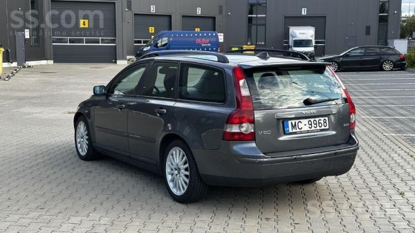 Grey Volvo V50 2006 in Riga, with an engine capacity of 2.00 L and mileage of 260 thousand km for 3100 €, photo 3 on AUTOMOTO.COM.LV