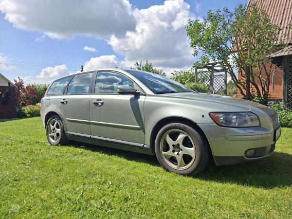 Grey Volvo V50 2006 in Kupiskis, with an engine capacity of 2.00 L and mileage of 364 thousand km for 1500 €, photo 3 on AUTOMOTO.COM.LV