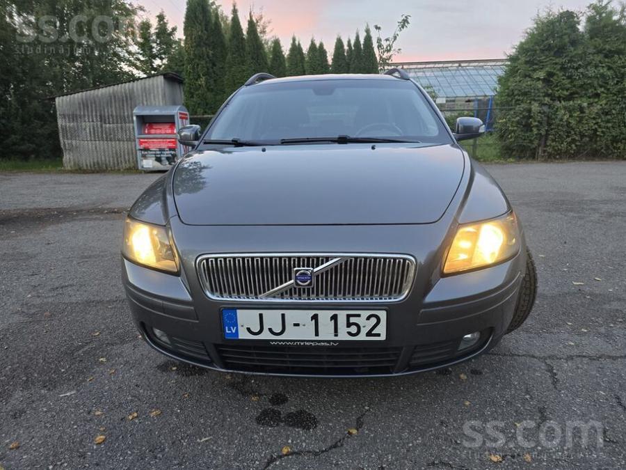 Grey Volvo V50 2006 in Riga, with an engine capacity of 2.00 L and mileage of 251 thousand km for 1400 €, photo 1 on AUTOMOTO.COM.LV