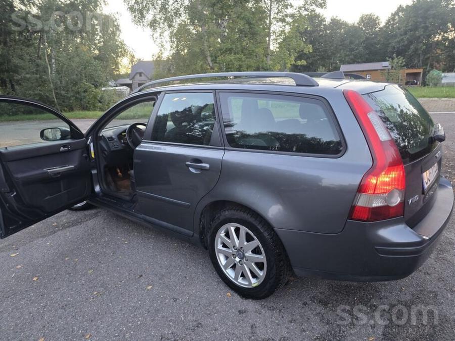 Grey Volvo V50 2006 in Riga, with an engine capacity of 2.00 L and mileage of 251 thousand km for 1400 €, photo 5 on AUTOMOTO.COM.LV