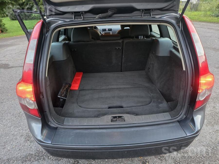 Grey Volvo V50 2006 in Riga, with an engine capacity of 2.00 L and mileage of 251 thousand km for 1400 €, photo 7 on AUTOMOTO.COM.LV