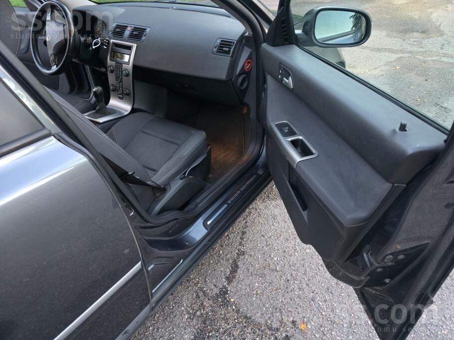 Grey Volvo V50 2006 in Riga, with an engine capacity of 2.00 L and mileage of 251 thousand km for 1400 €, photo 8 on AUTOMOTO.COM.LV