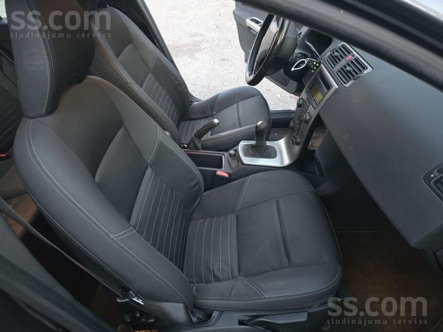 Grey Volvo V50 2006 in Riga, with an engine capacity of 2.00 L and mileage of 251 thousand km for 1400 €, photo 9 on AUTOMOTO.COM.LV