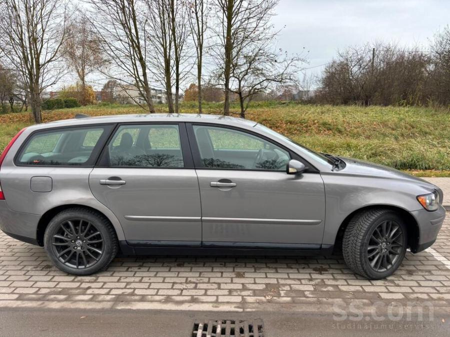 Grey Volvo V50 2006 in Bauska, with an engine capacity of 2.00 L and mileage of 280 thousand km for 1750 €, photo 3 on AUTOMOTO.COM.LV