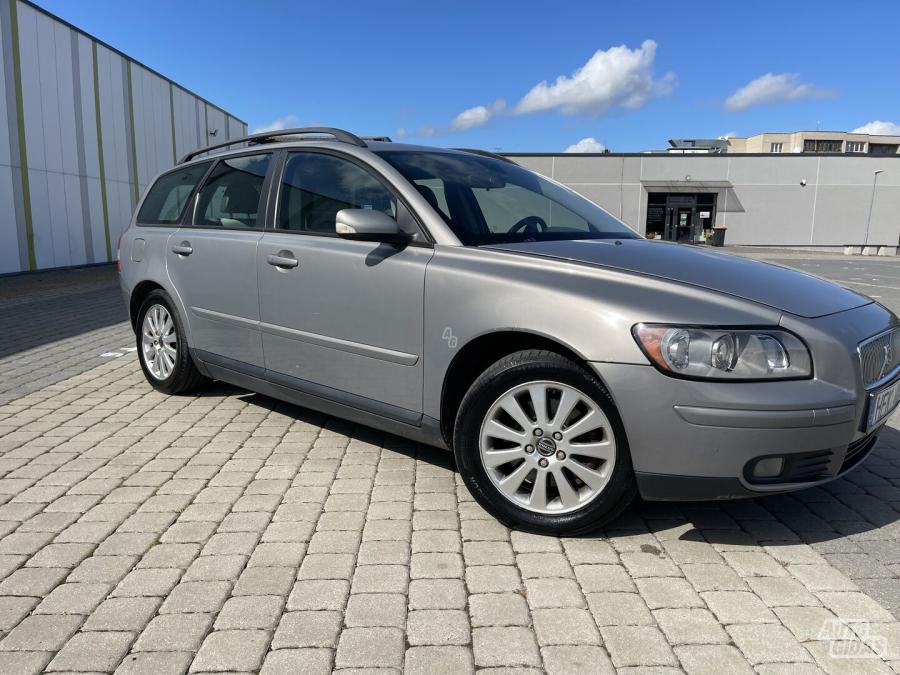 Pelēks Volvo V50 2006 Viļņa, ar dzinēja tilpumu 2.00 L un nobraukumu 300 tūkst. km par 1900 €, foto 1 vietnē AUTOMOTO.COM.LV