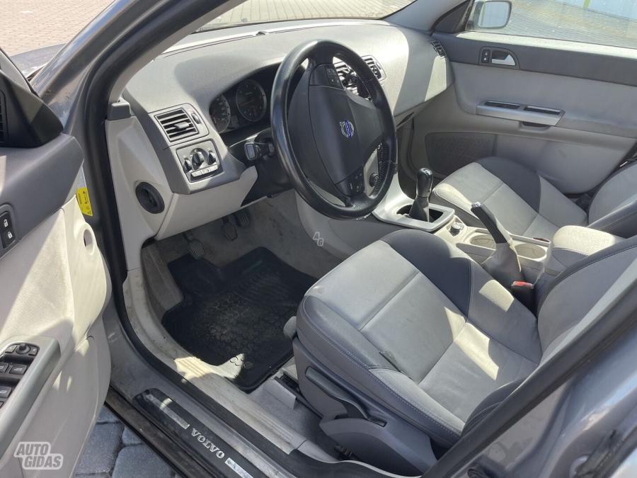 Pelēks Volvo V50 2006 Viļņa, ar dzinēja tilpumu 2.00 L un nobraukumu 300 tūkst. km par 1900 €, foto 20 vietnē AUTOMOTO.COM.LV