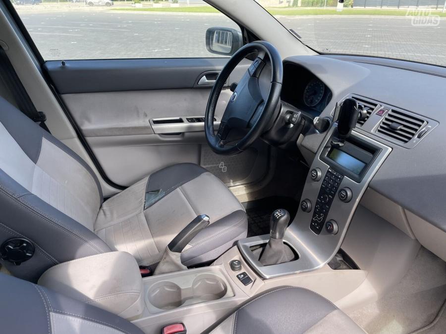 Pelēks Volvo V50 2006 Viļņa, ar dzinēja tilpumu 2.00 L un nobraukumu 300 tūkst. km par 1900 €, foto 23 vietnē AUTOMOTO.COM.LV