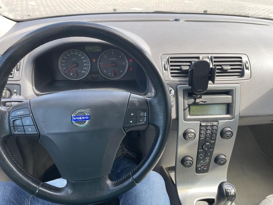 Pelēks Volvo V50 2006 Viļņa, ar dzinēja tilpumu 2.00 L un nobraukumu 300 tūkst. km par 1900 €, foto 24 vietnē AUTOMOTO.COM.LV