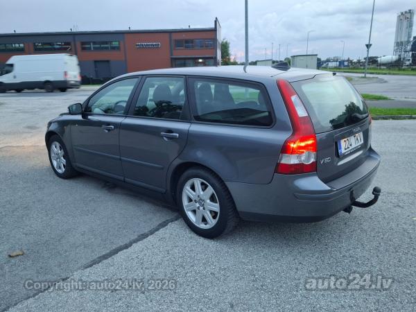 Pelēks Volvo V50 2006 Tartu, ar dzinēja tilpumu 1.60 L un nobraukumu 365 tūkst. km par 1890 €, foto 3 vietnē AUTOMOTO.COM.LV
