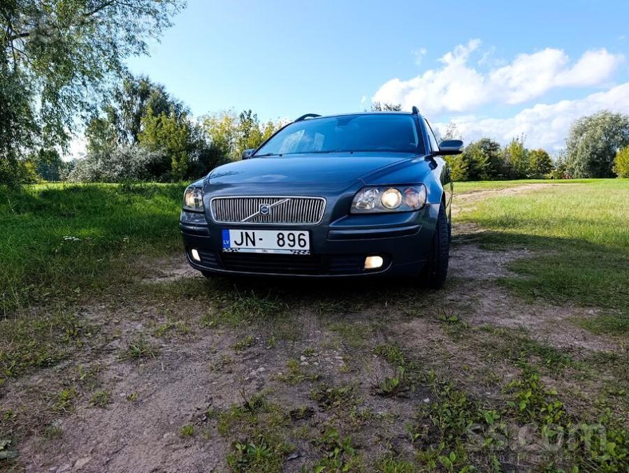 Grey Volvo V50 2006 in Ogre, with an engine capacity of 1.60 L and mileage of 347 thousand km for 1950 €, photo 1 on AUTOMOTO.COM.LV