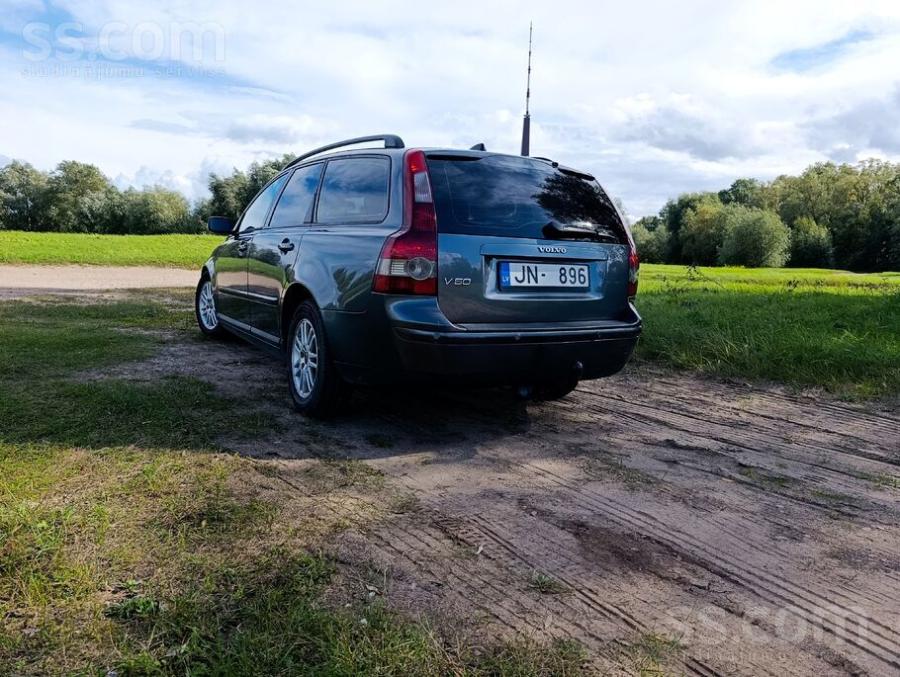 Grey Volvo V50 2006 in Ogre, with an engine capacity of 1.60 L and mileage of 347 thousand km for 1950 €, photo 5 on AUTOMOTO.COM.LV