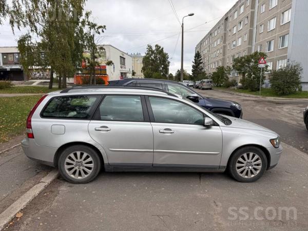 Grey Volvo V50 2006 in Riga, with an engine capacity of 1.60 L and mileage of 302 thousand km for 1500 €, photo 1 on AUTOMOTO.COM.LV