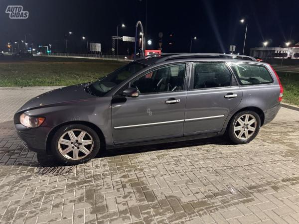 Вольво В50 2006 в Мажейкяй на AUTOMOTO.COM.LV Серый Вольво В50 2006 в Мажейкяй, объемом двигателя 2.00 л и пробегом 440 тыс. км за 1300 €, фото 1 на AUTOMOTO.COM.LV