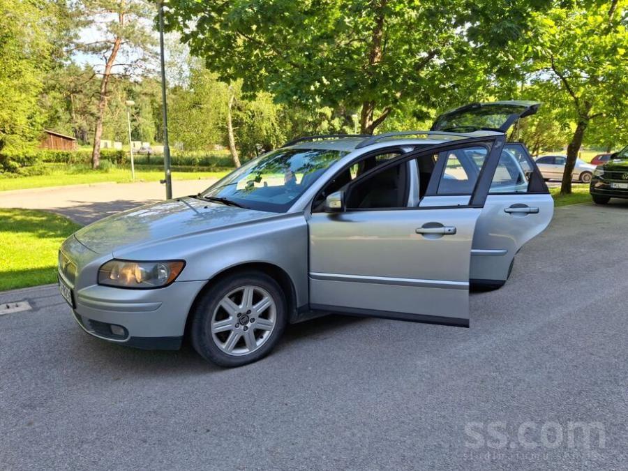 Pelēks Volvo V50 2007 Bauska, ar dzinēja tilpumu 2.00 L un nobraukumu 355 tūkst. km par 1450 €, foto 1 vietnē AUTOMOTO.COM.LV