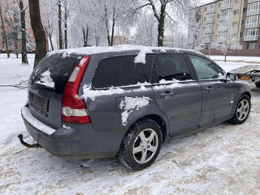 Pelēks Volvo V50 2007 Kėdainiai, ar dzinēja tilpumu 2.00 L un nobraukumu 245 tūkst. km par 550 €, foto 3 vietnē AUTOMOTO.COM.LV