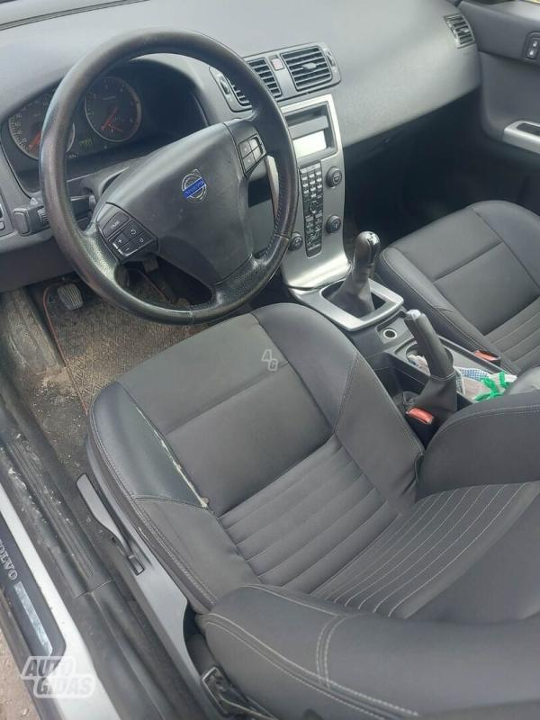 Grey Volvo V50 2007 in Kupiskis, with an engine capacity of 2.00 L and mileage of 295 thousand km for 1800 €, photo 7 on AUTOMOTO.COM.LV