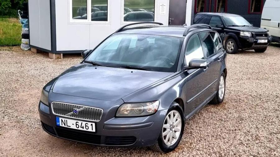 Pelēks Volvo V50 2007 Cēsis, ar dzinēja tilpumu 2.00 L un nobraukumu 357 tūkst. km par 1250 €, foto 1 vietnē AUTOMOTO.COM.LV