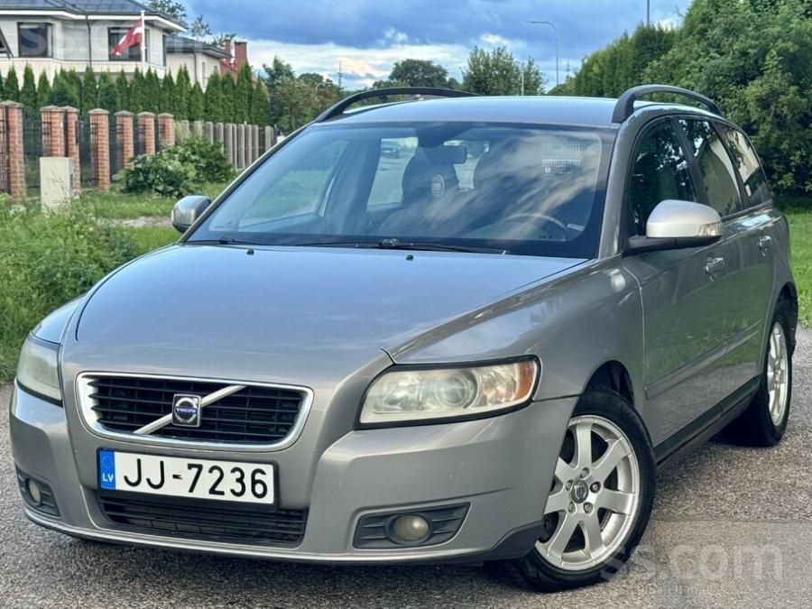 Grey Volvo V50 2007 in Riga, with an engine capacity of 2.00 L and mileage of 351 thousand km for 1580 €, photo 1 on AUTOMOTO.COM.LV