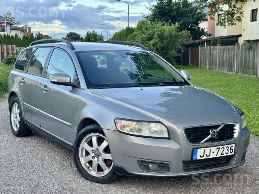 Grey Volvo V50 2007 in Riga, with an engine capacity of 2.00 L and mileage of 351 thousand km for 1580 €, photo 4 on AUTOMOTO.COM.LV
